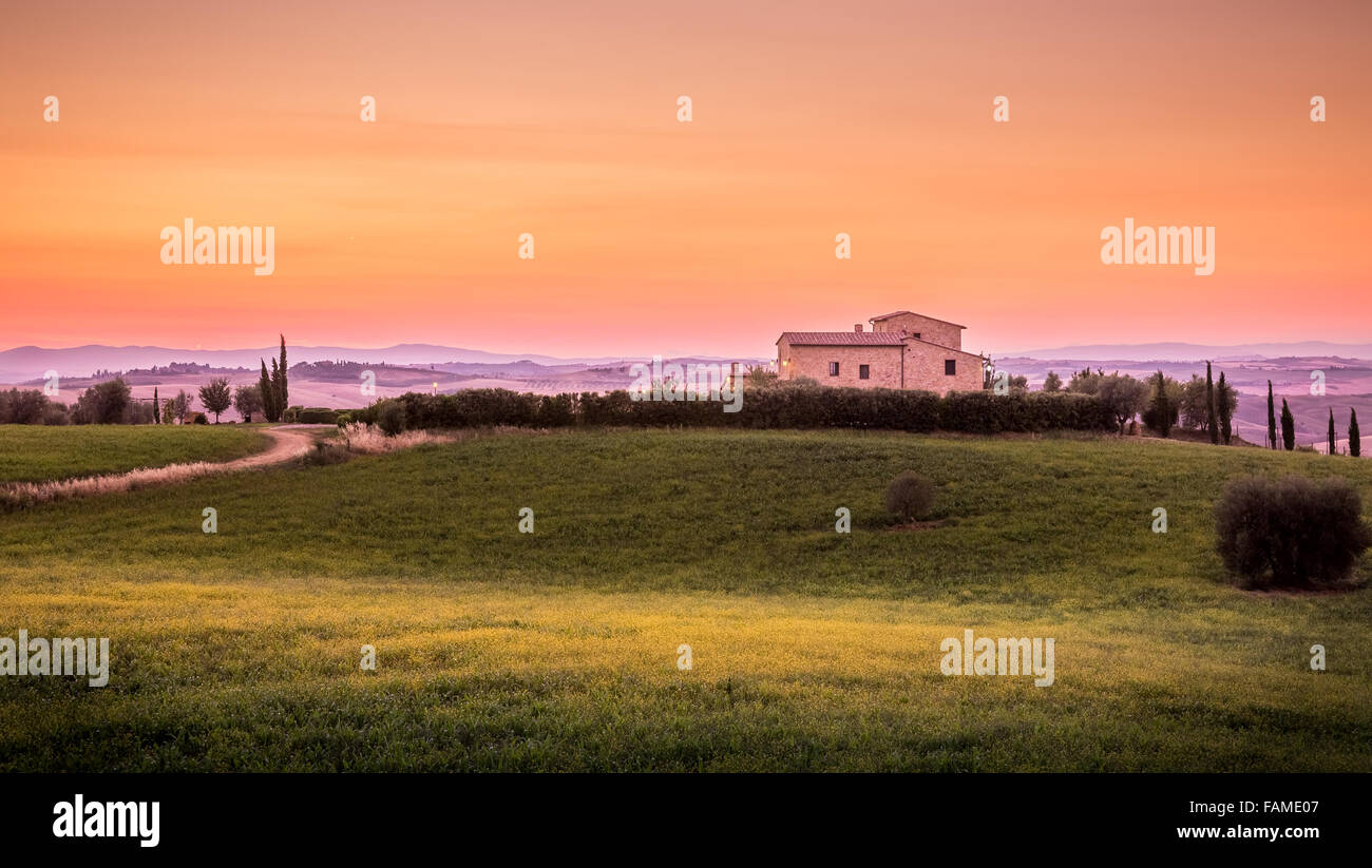Amazing sunset and farmhouse in Tuscany, Italy Stock Photo - Alamy