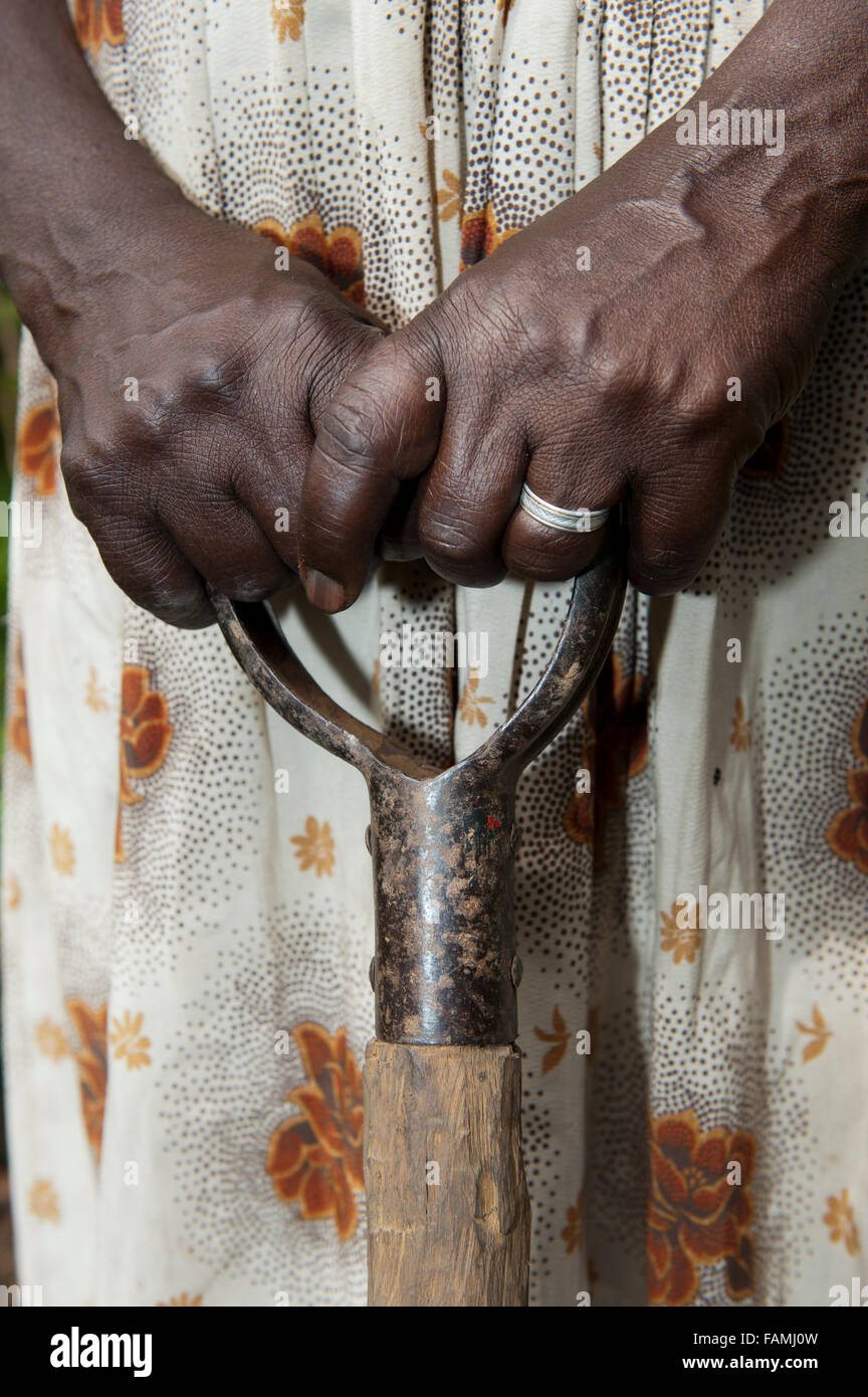 Hands of a woamn holding a spade handle. Kenya Stock Photo - Alamy