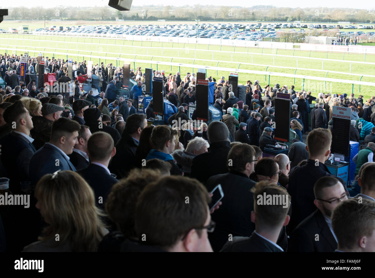 Horse racing crowd uk hi-res stock photography and images - Alamy