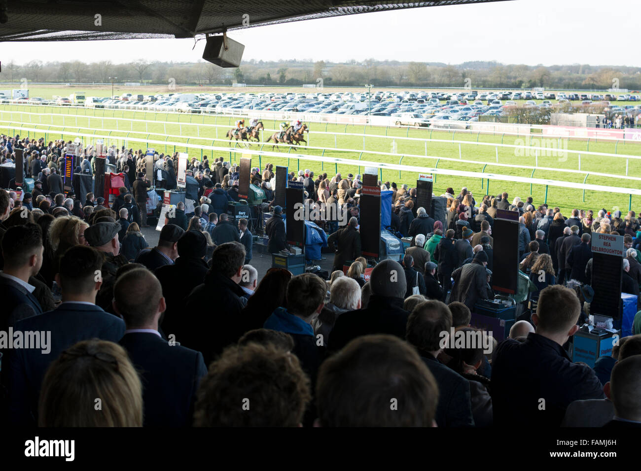 Crowd racecourse hi-res stock photography and images - Alamy
