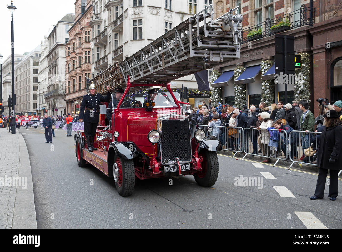 London, UK. 1st January, 2016. A vintage fire engine at the London New ...
