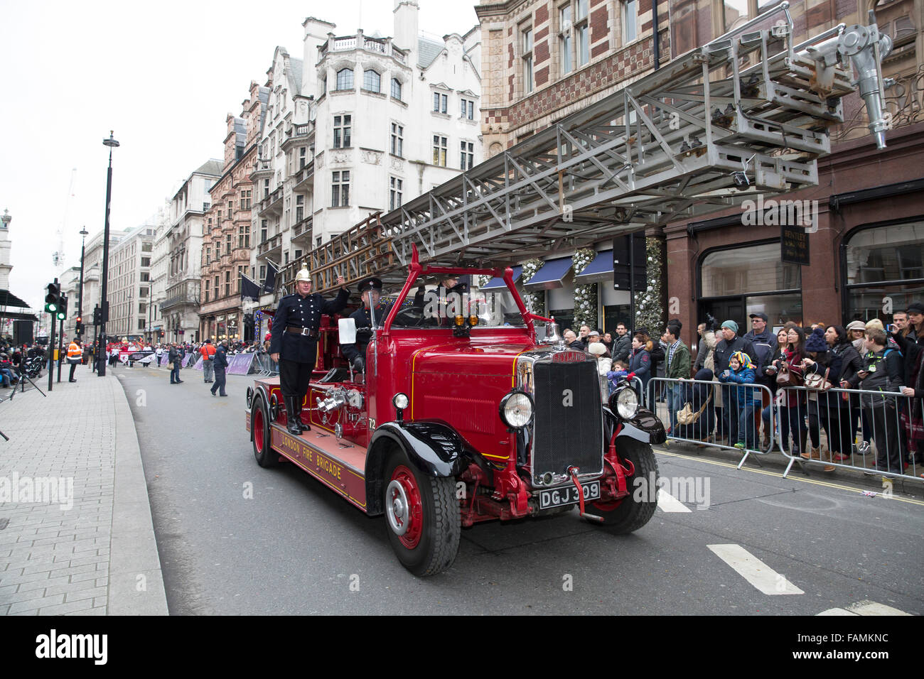 London, UK. 1st January, 2016. A vintage fire engine at the London New ...