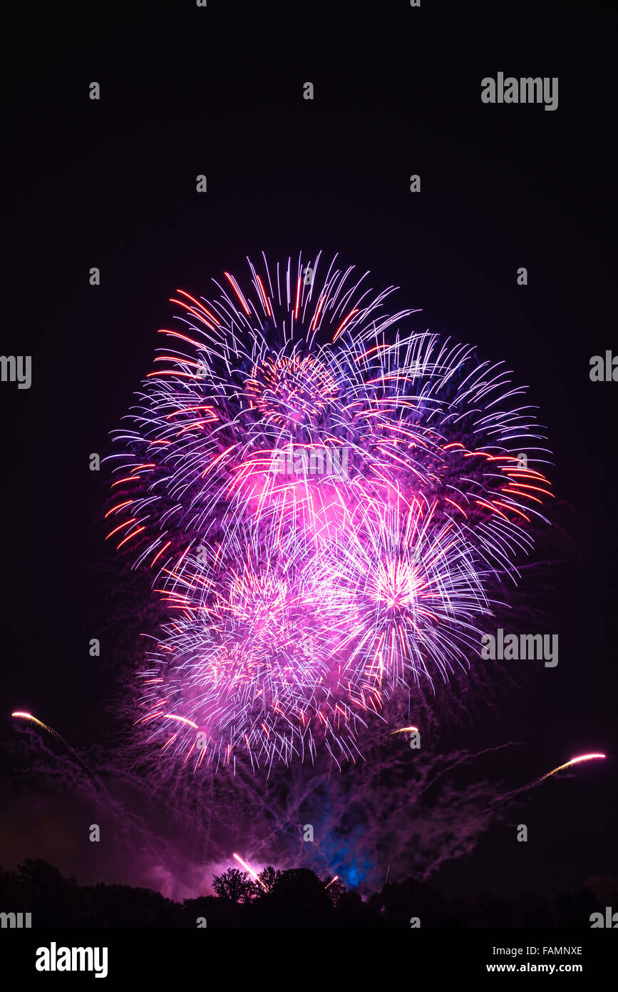 Exploding fireworks starburst hi-res stock photography and images - Alamy