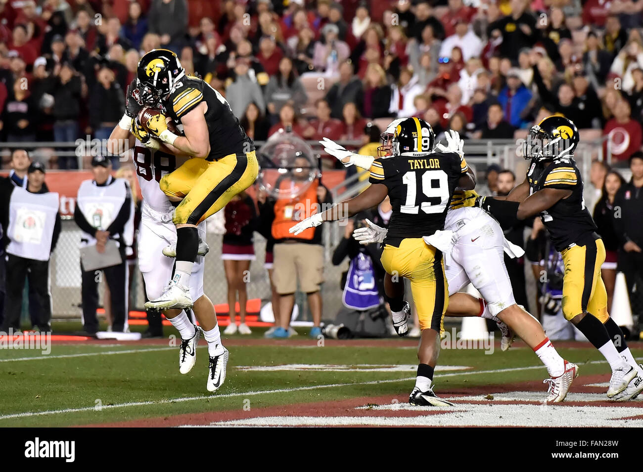 Pasadena, CA. 1st Jan, 2016. Iowa Hawkeyes linebacker Josey Jewell #43 ...