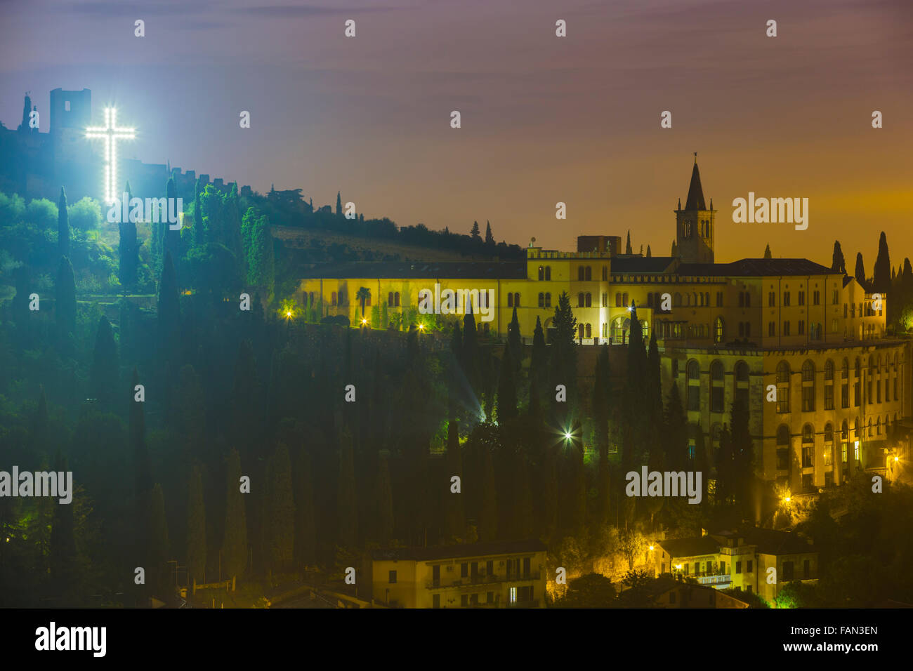 Verona at night seen from Piazzale Castel San Pietro Stock Photo - Alamy