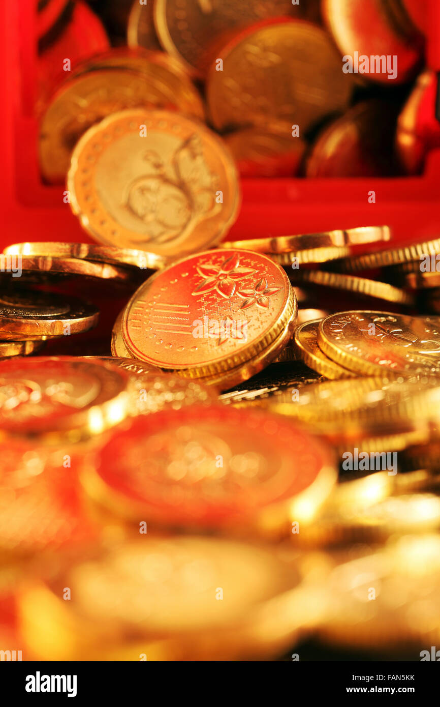 Pouring gold coins hi-res stock photography and images - Alamy