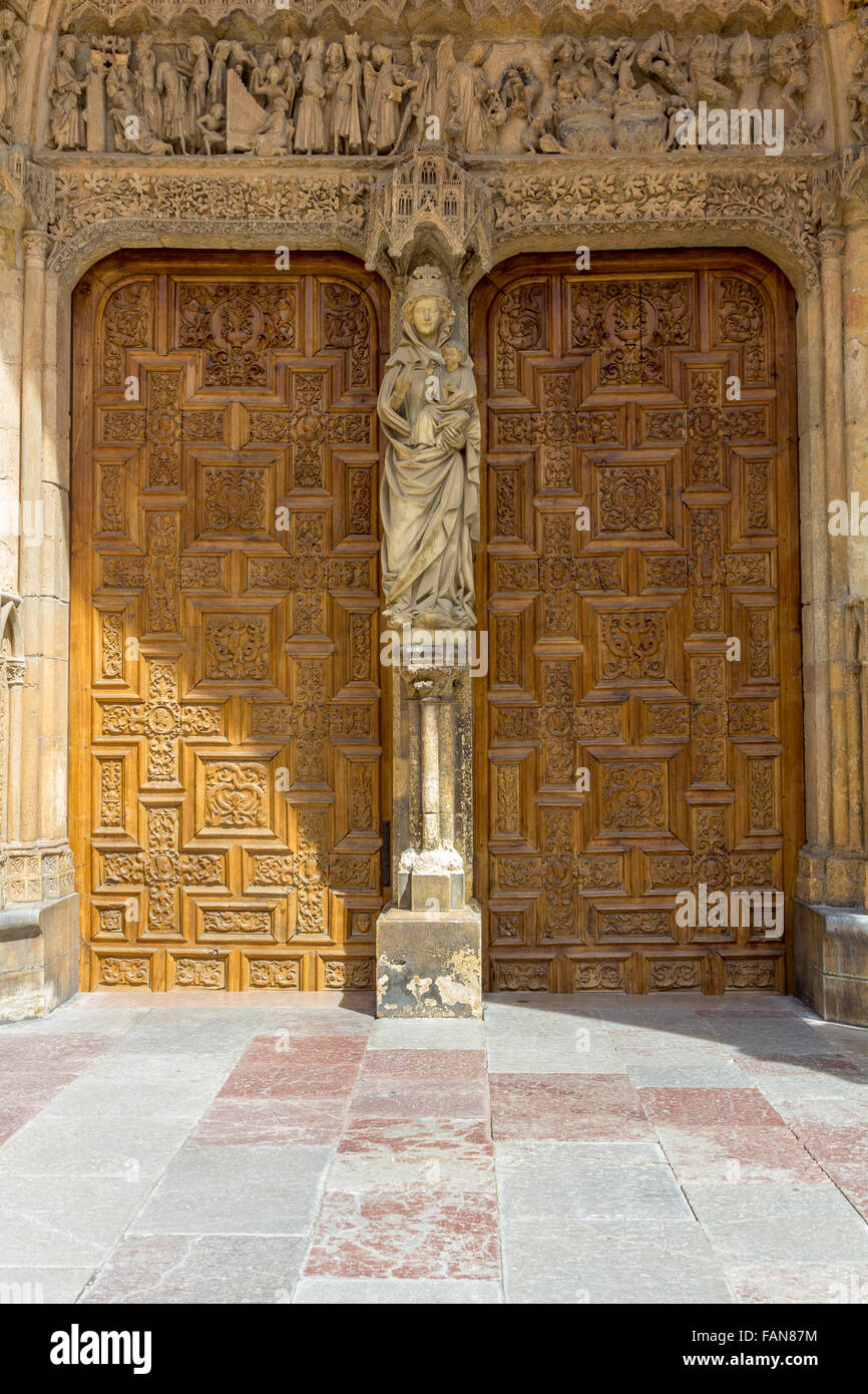 Entry door facade church hi-res stock photography and images - Alamy