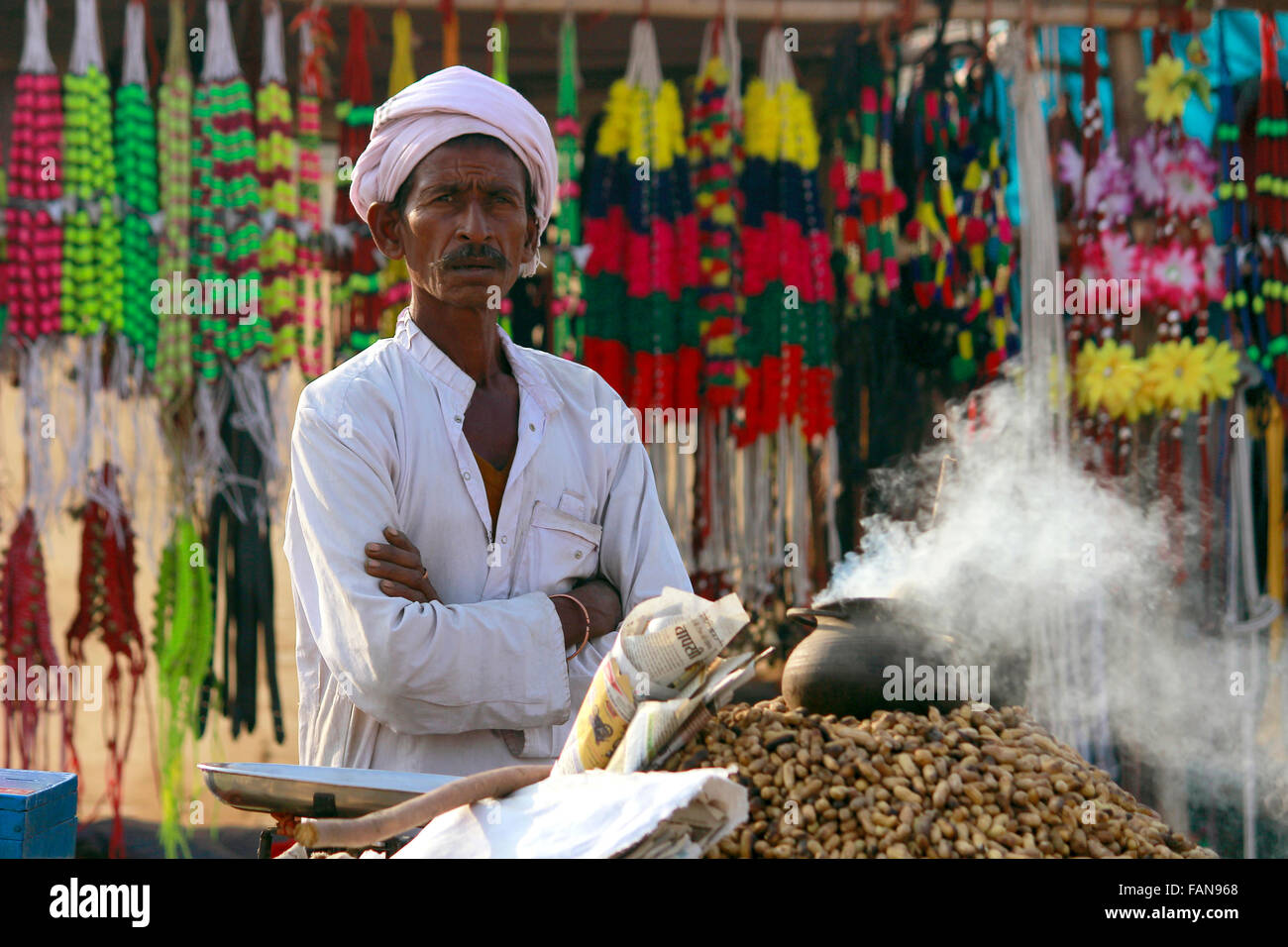 Peanut vendor india hi-res stock photography and images - Alamy