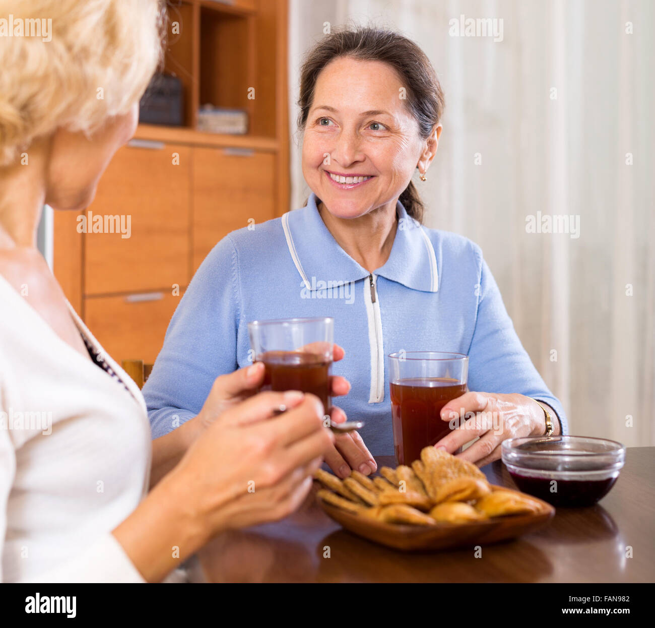 Mature ladies laughing drinking hi-res stock photography and images - Alamy