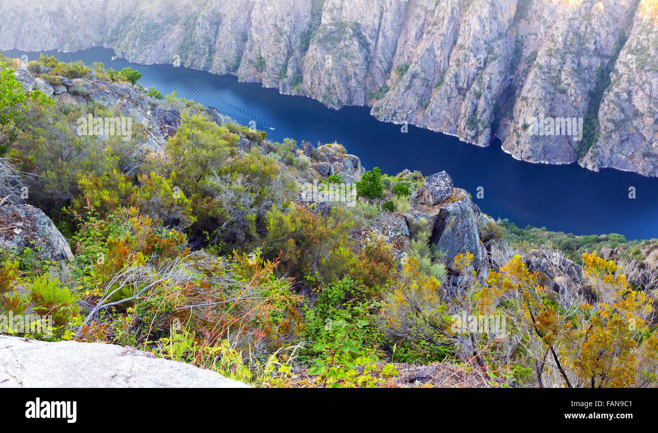 High rocky banks hi-res stock photography and images - Alamy