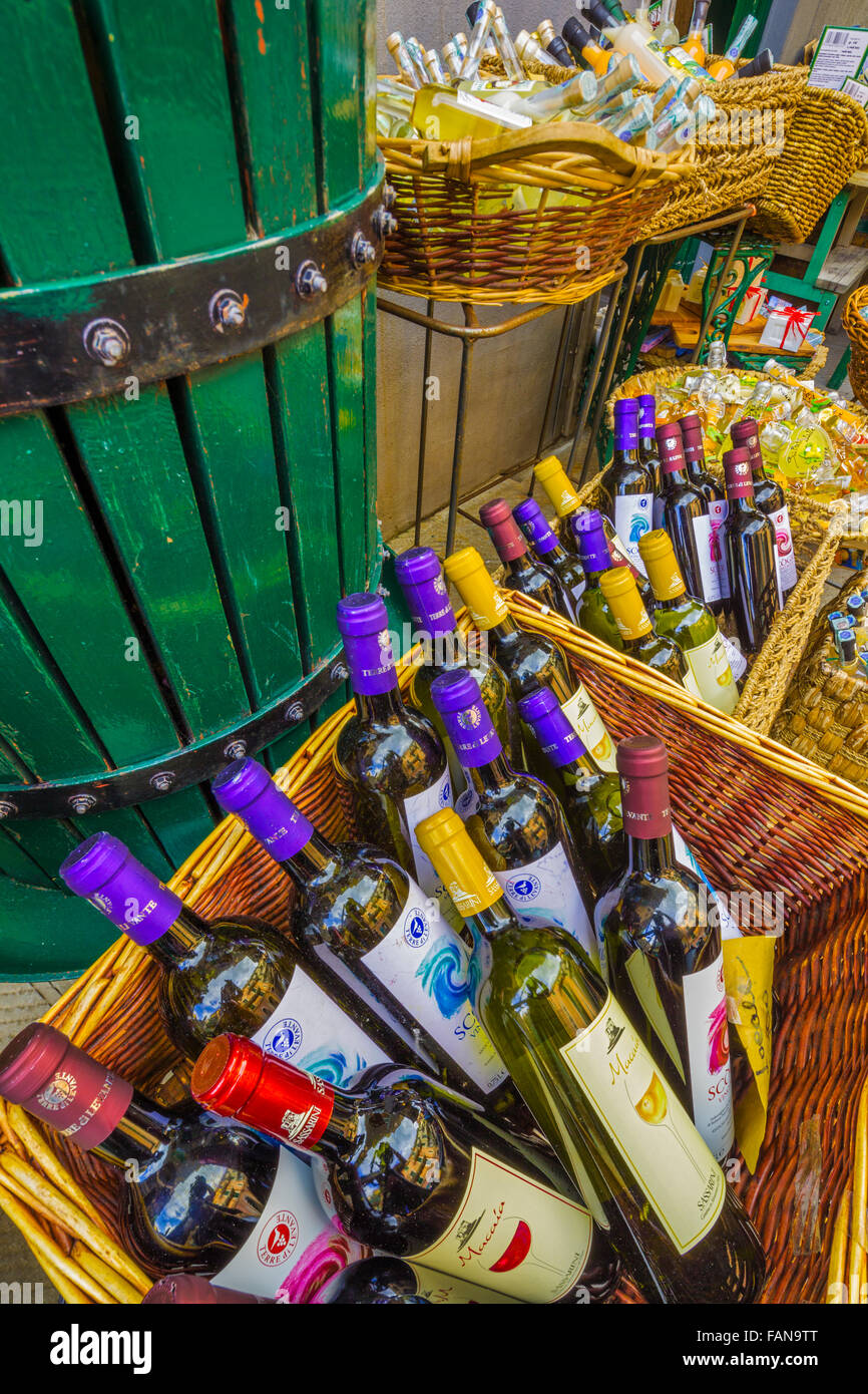 win bottles in street market, Manarola, Italy Stock Photo - Alamy