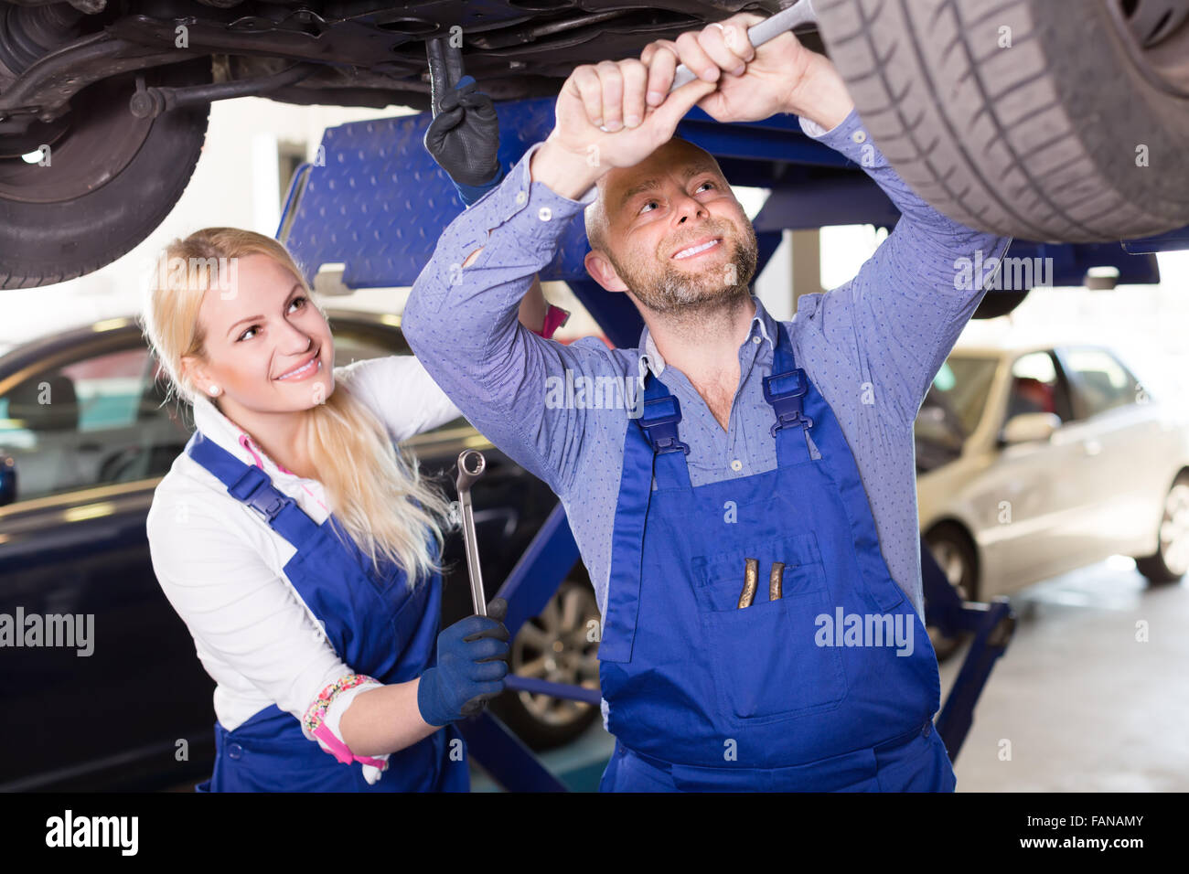 Auto service center crew repairing a broken car Stock Photo - Alamy