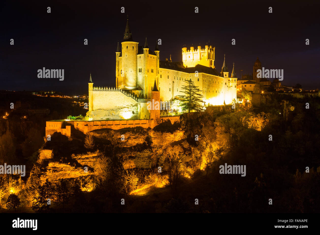 Alcazar of Segovia in night. Castile and Leon, Spain Stock Photo - Alamy