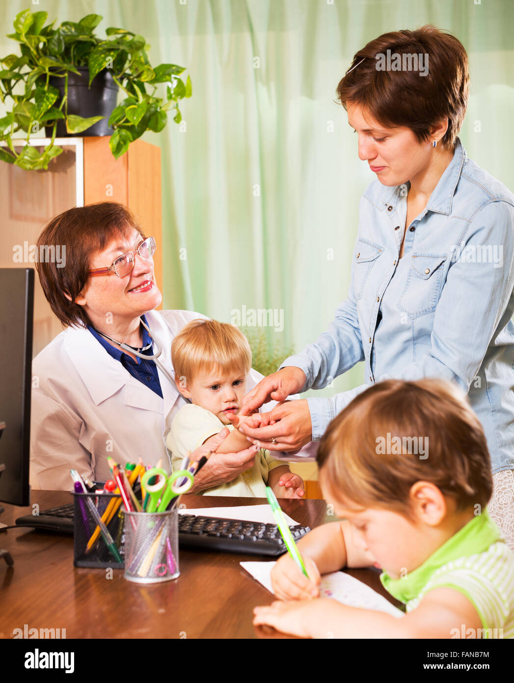 Child mother reception pediatrician hi-res stock photography and images ...
