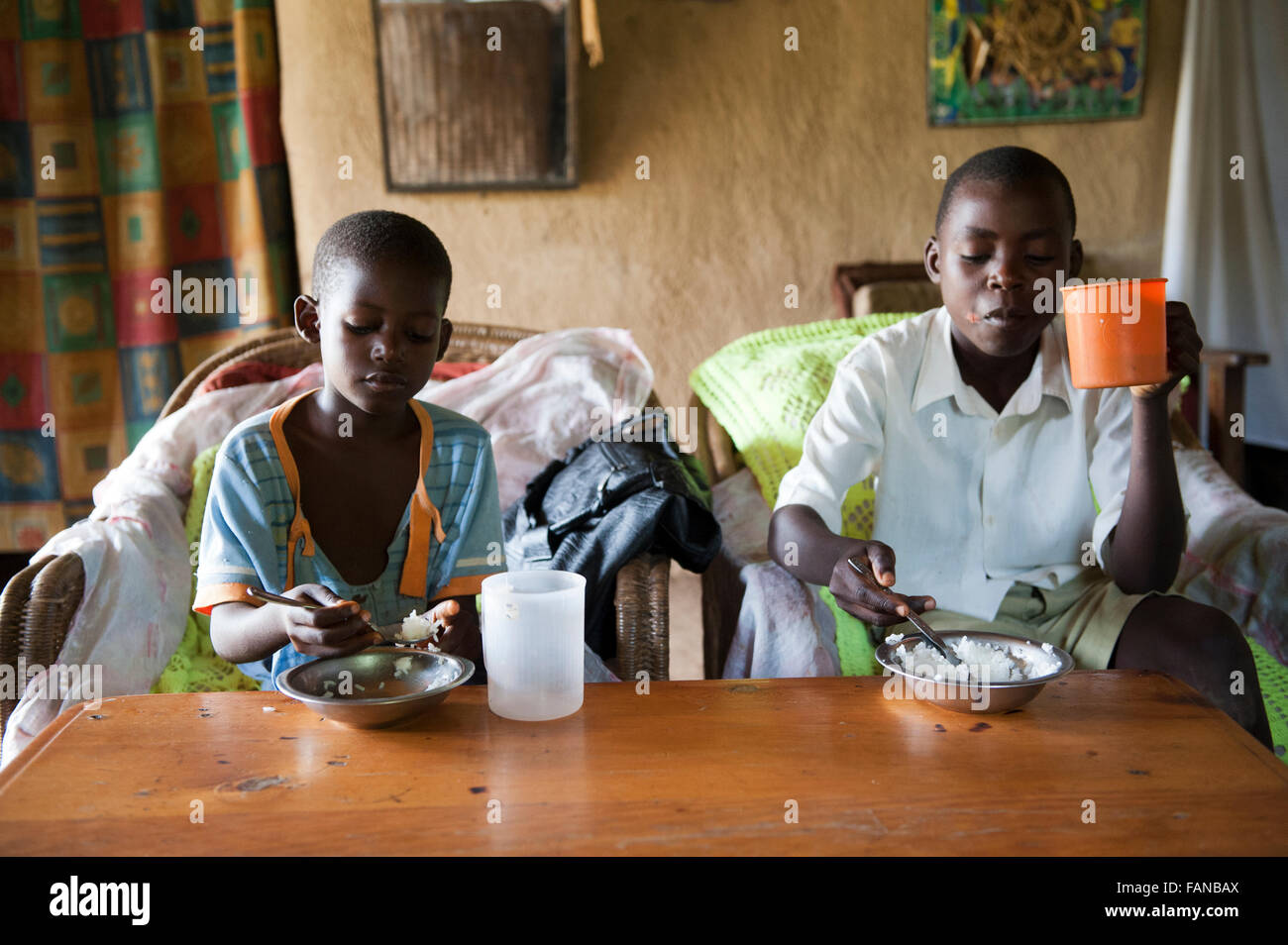 Children eat africa hi-res stock photography and images - Alamy