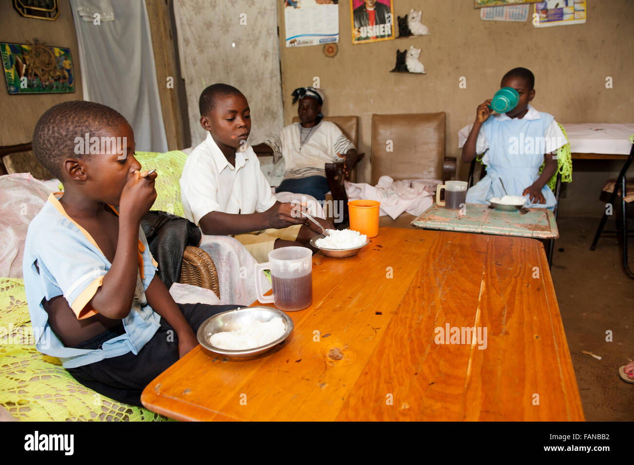 Family meal africa hi-res stock photography and images - Alamy