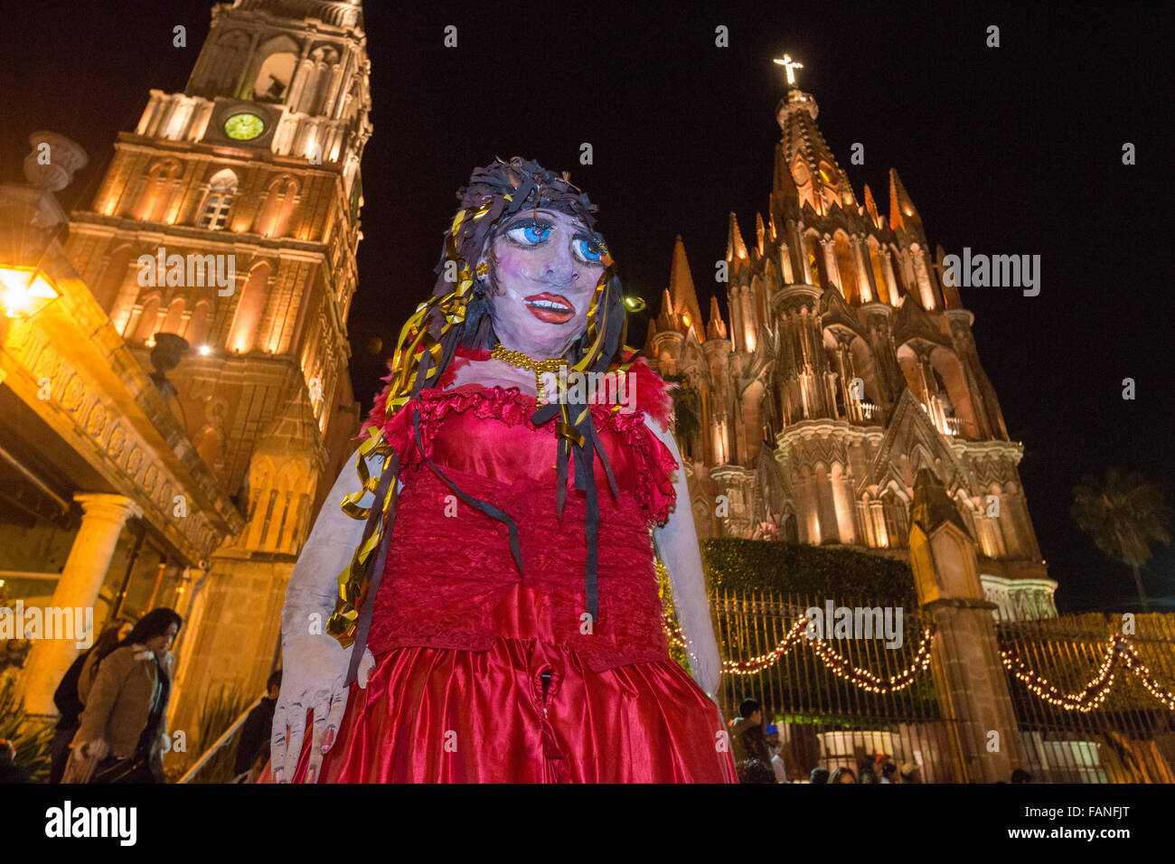 San Miguel de Allende, Mexico. 1st January, 2016. Giant papier puppets ...