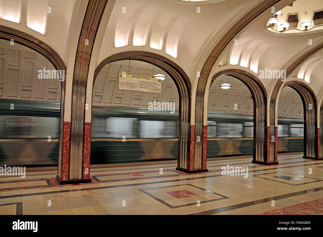 Central concourse between train hi-res stock photography and images - Alamy
