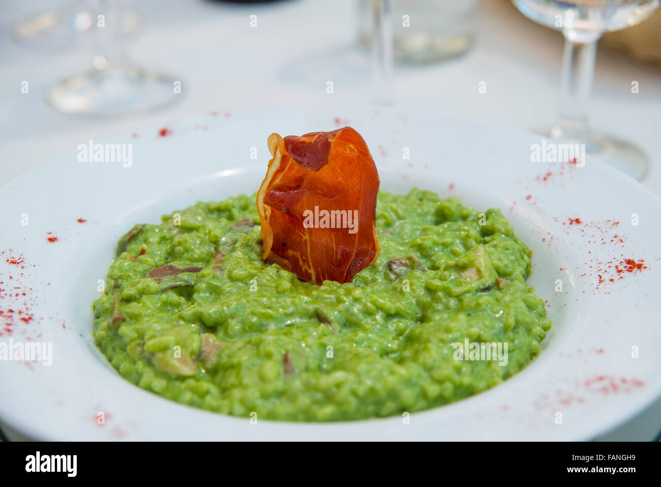 Risotto with spinach and Iberian ham Stock Photo - Alamy