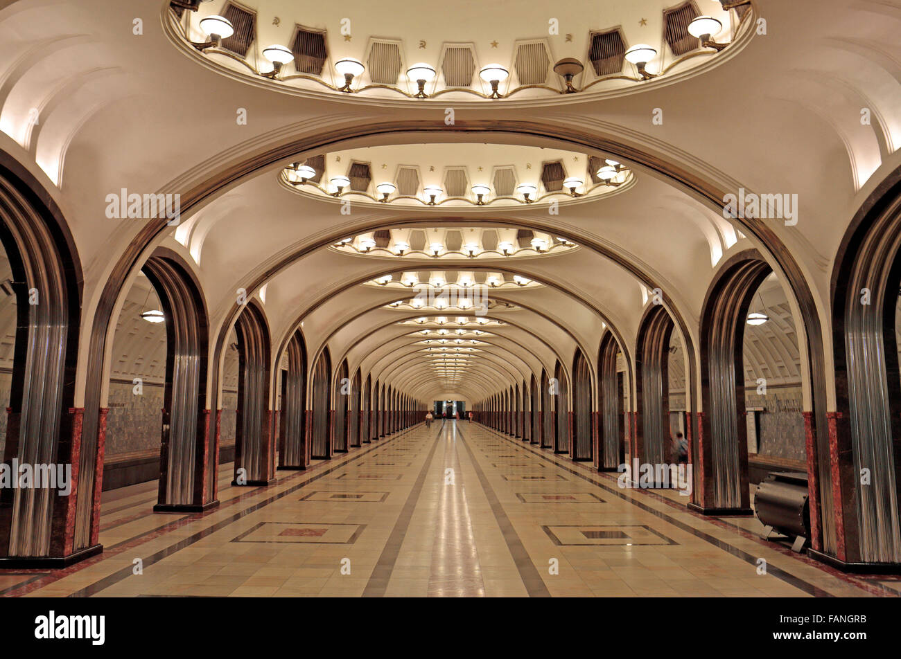 The central concourse between train platforms at the Mayakovskaya ...
