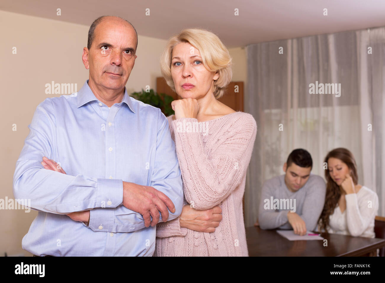 poor family counting money to pay bills at home Stock Photo - Alamy