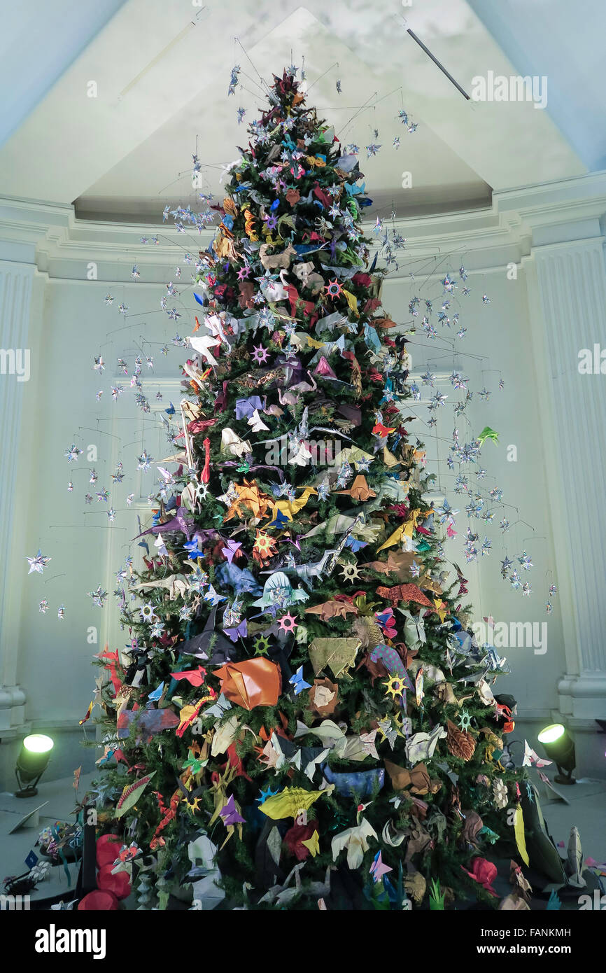 Unique Origami Holiday Tree in the American Museum of Natural History ...