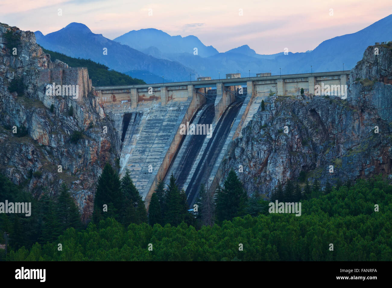 Dam of Barrios de Luna in twilight. Leon, Spain Stock Photo - Alamy