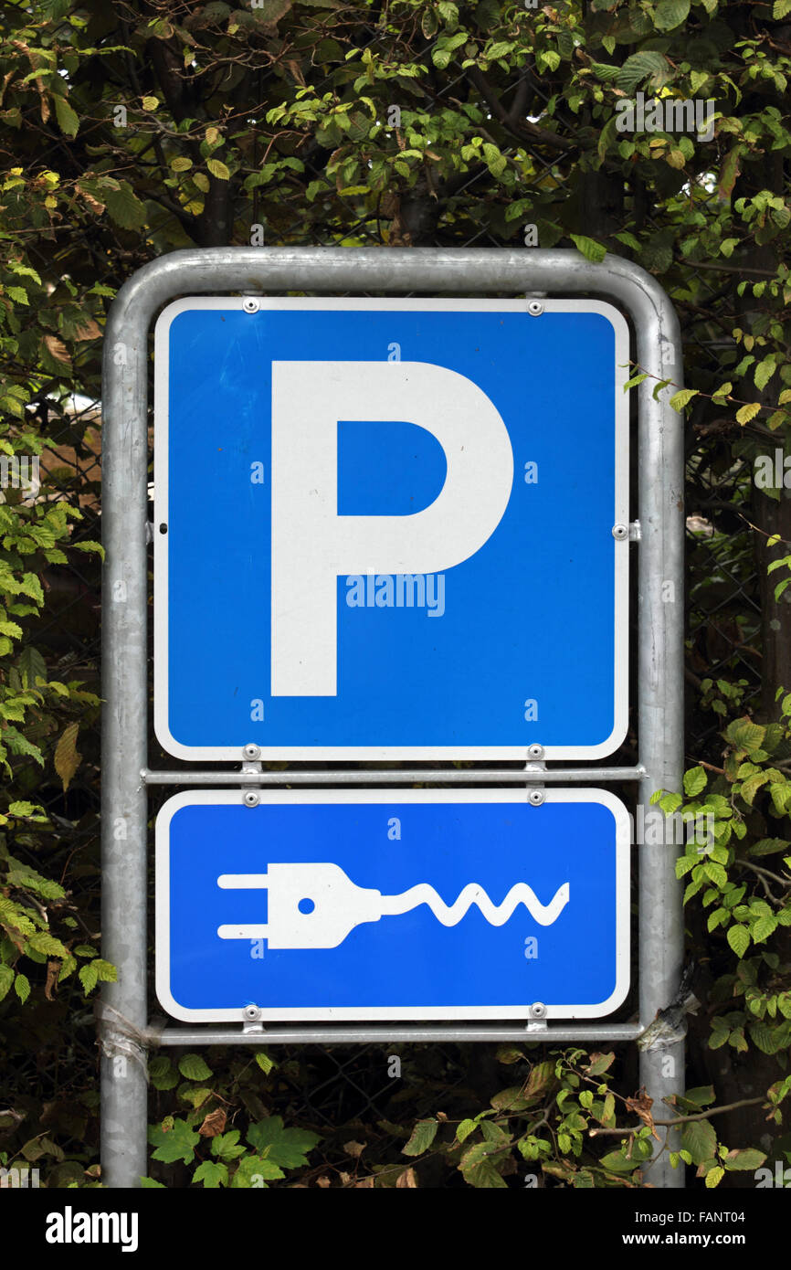 Parking bay sign for charging point for electric vehicle Stock Photo ...