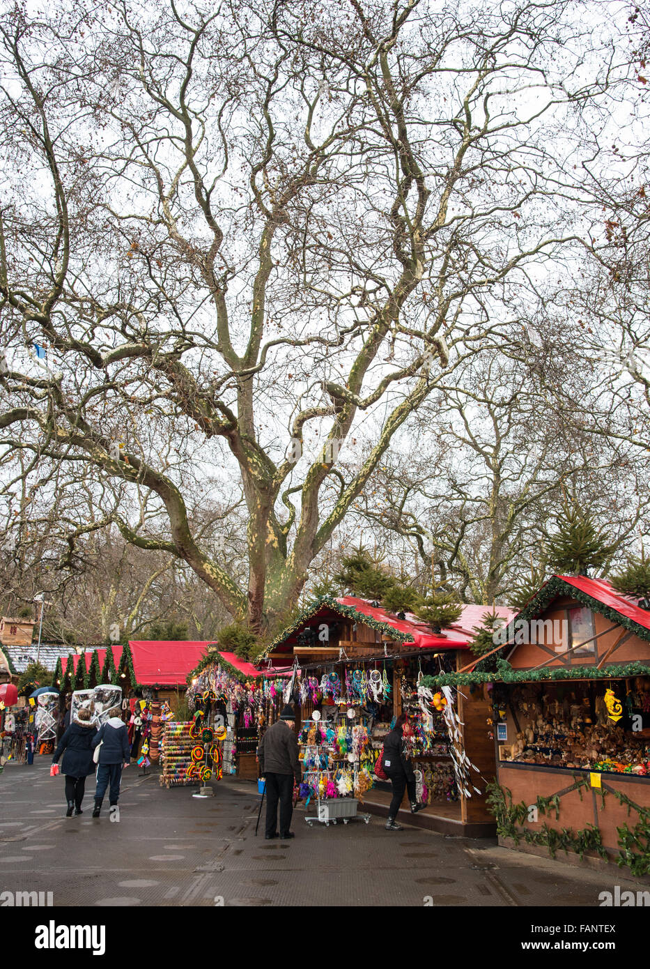 Christmas market with small shops selling Christmas gifts and people ...