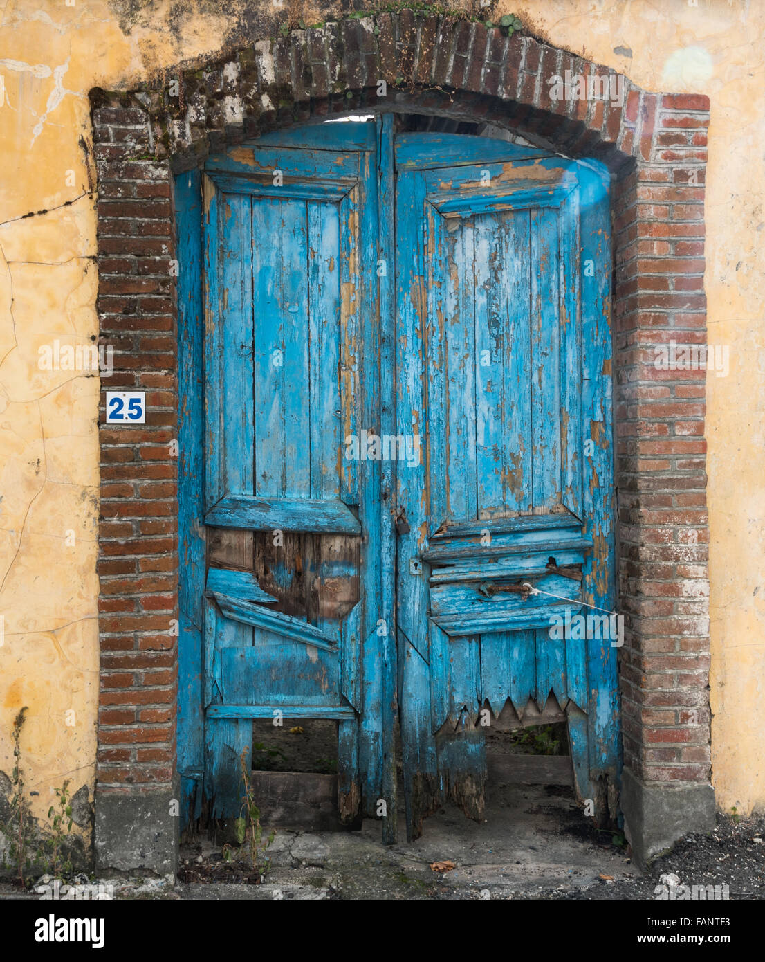 Entrance gate abandoned hi-res stock photography and images - Alamy