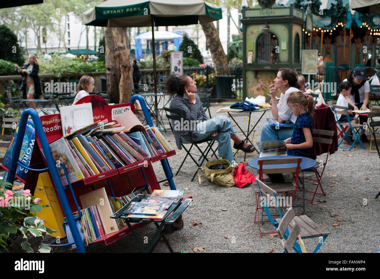 Bryant park outdoor reading room hi-res stock photography and images ...