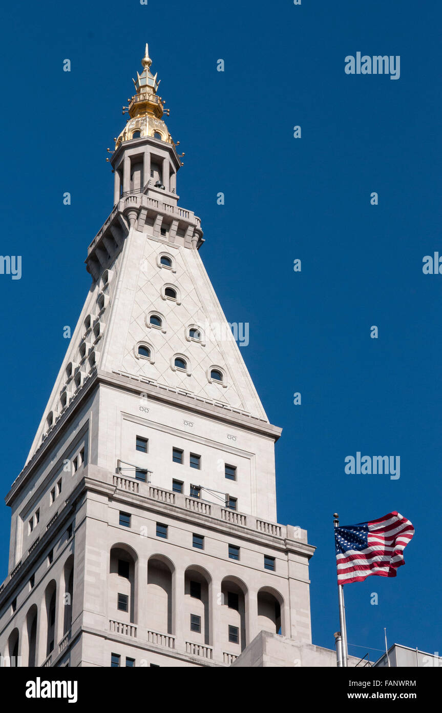 Vertical met life clock tower hi-res stock photography and images - Alamy