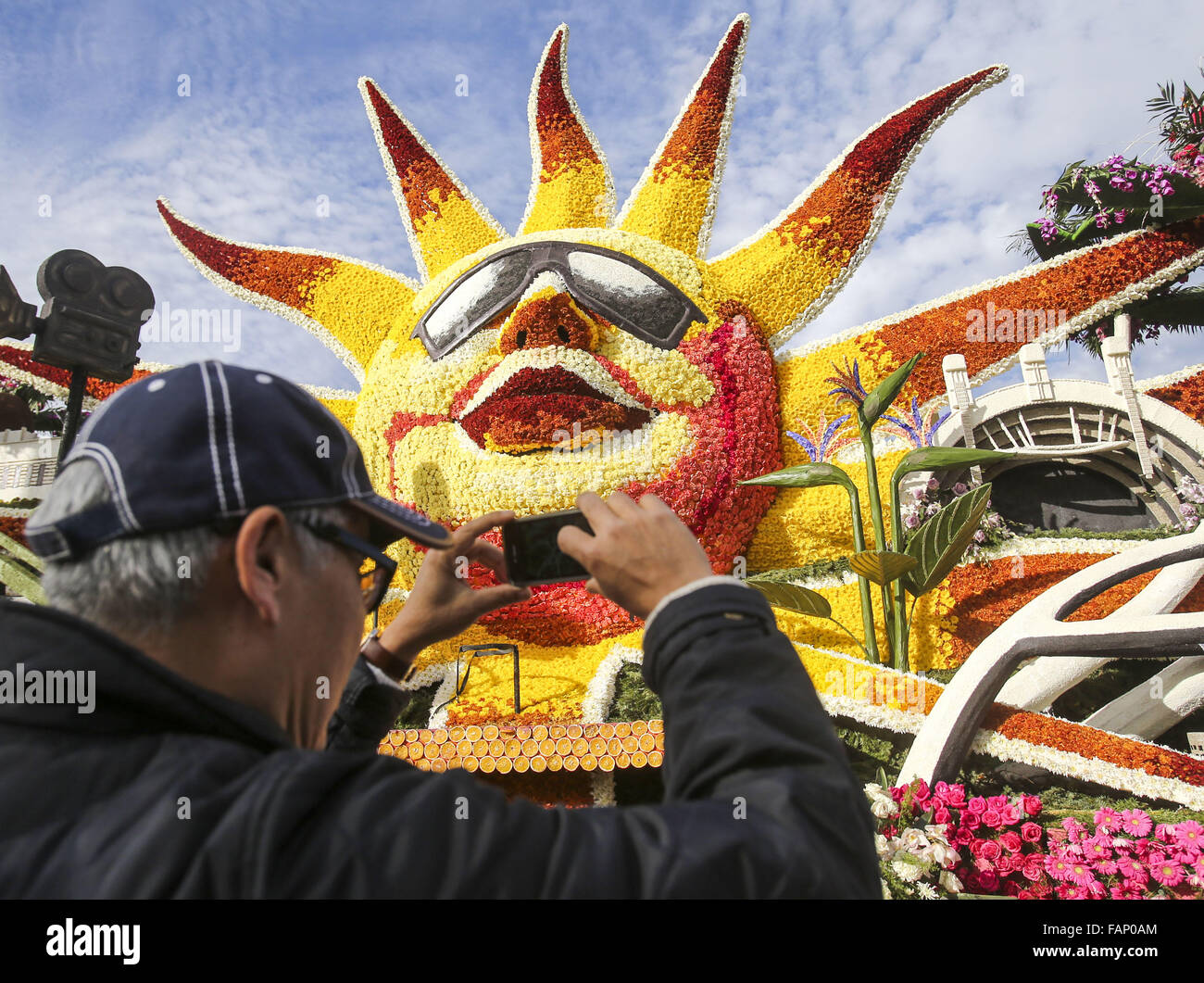 Los Angeles, California, USA. 2nd Jan, 2016. Thousands floats viewers ...