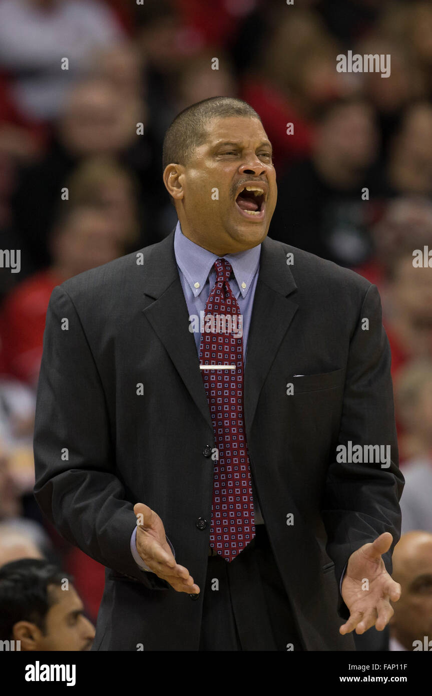 Madison, WI, USA. 2nd Jan, 2016. Rutgers coach Eddie Jordan argues a ...