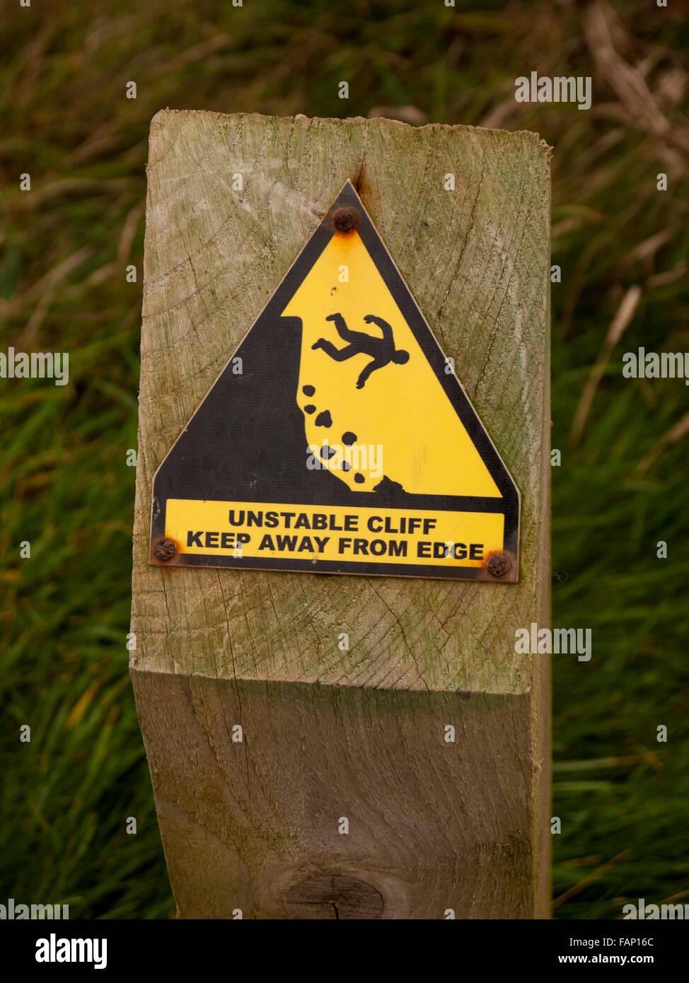 Danger unstable cliff edge warning hi-res stock photography and images ...