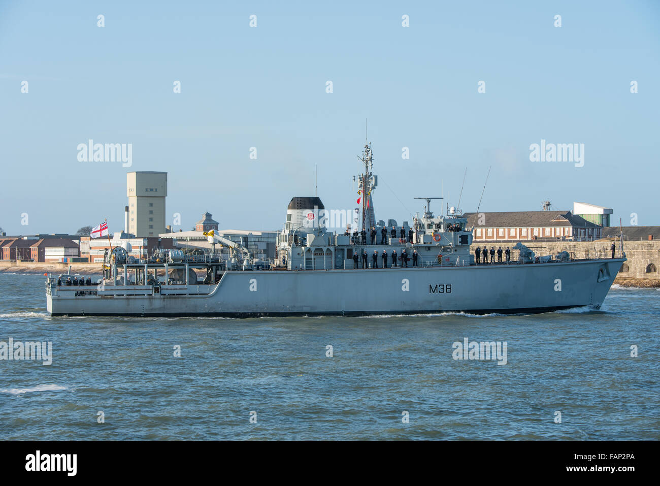 HMS Atherstone returned to Portsmouth, UK on 23/12/15 after a long Gulf ...