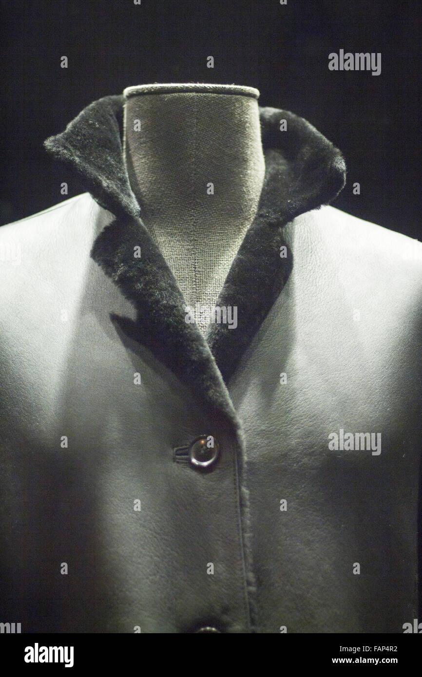 Male man shop dummy men's fashion mannequin in store boutique shop ...