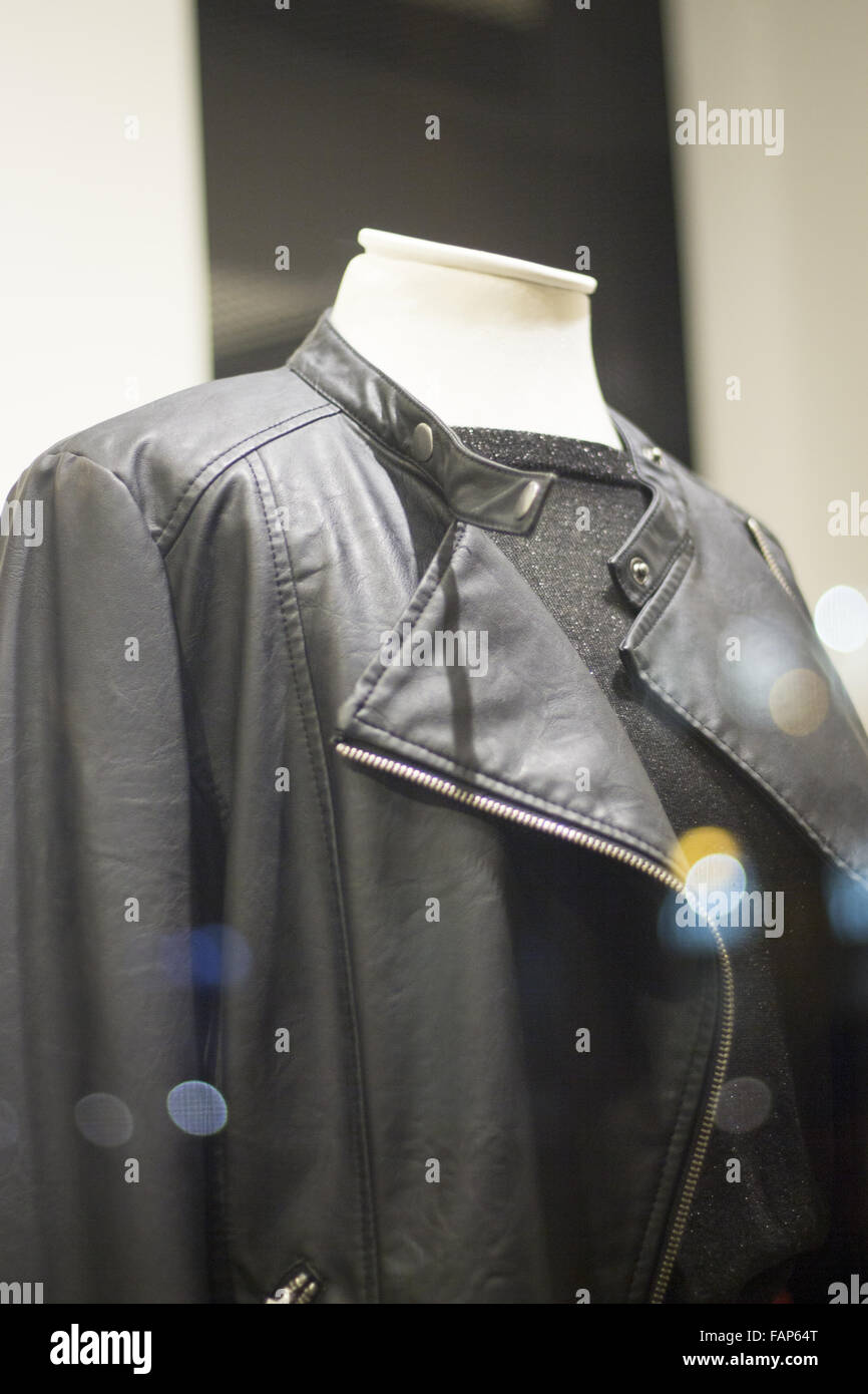 Male man shop dummy men's fashion mannequin in store boutique shop ...