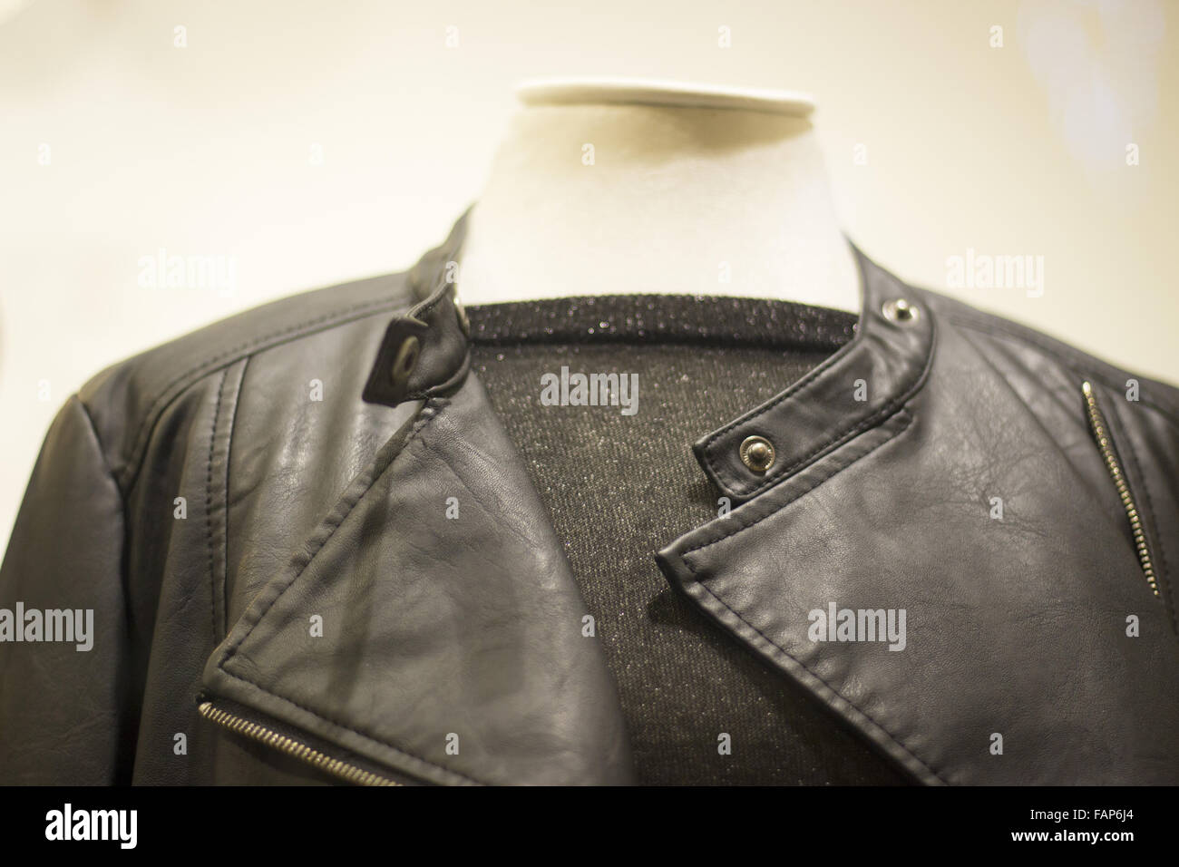 Male man shop dummy men's fashion mannequin in store boutique shop ...