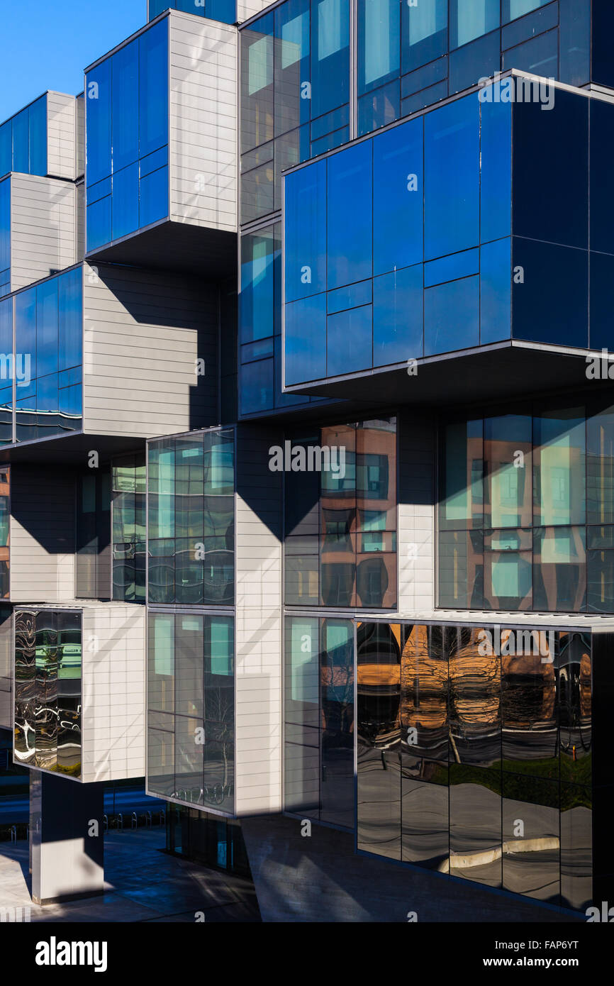 Architectural features of the Pharmaceutical research building on the ...