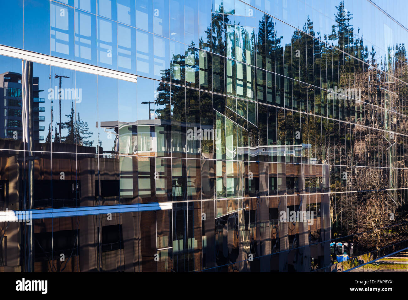 Reflective glass building hi-res stock photography and images - Alamy
