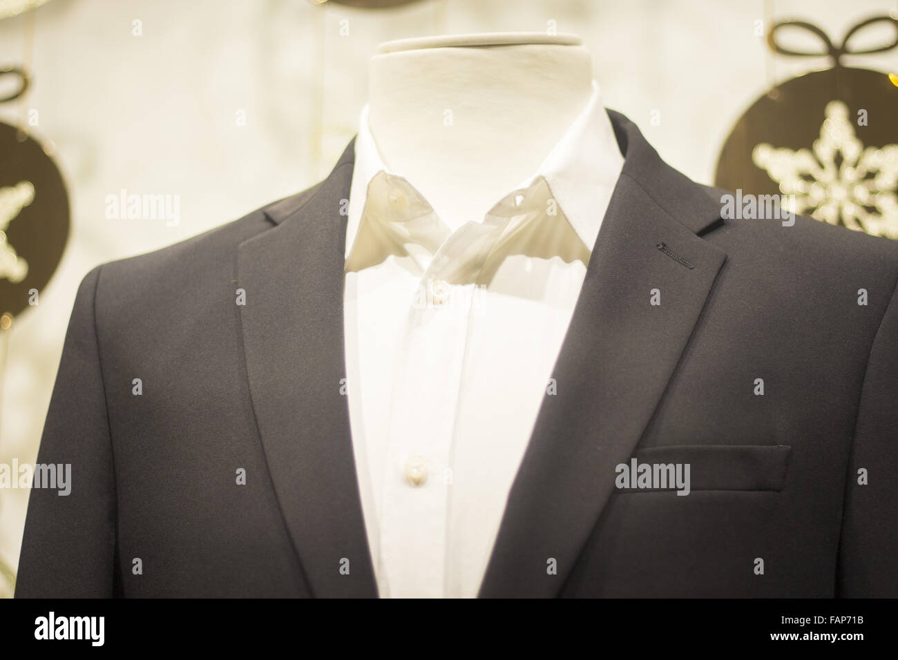 Male man shop dummy men's fashion mannequin in store boutique shop ...