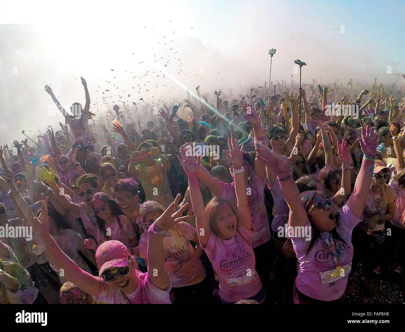 Pasay City, Philippines. 3rd Jan, 2016. Runners throw colored powder ...