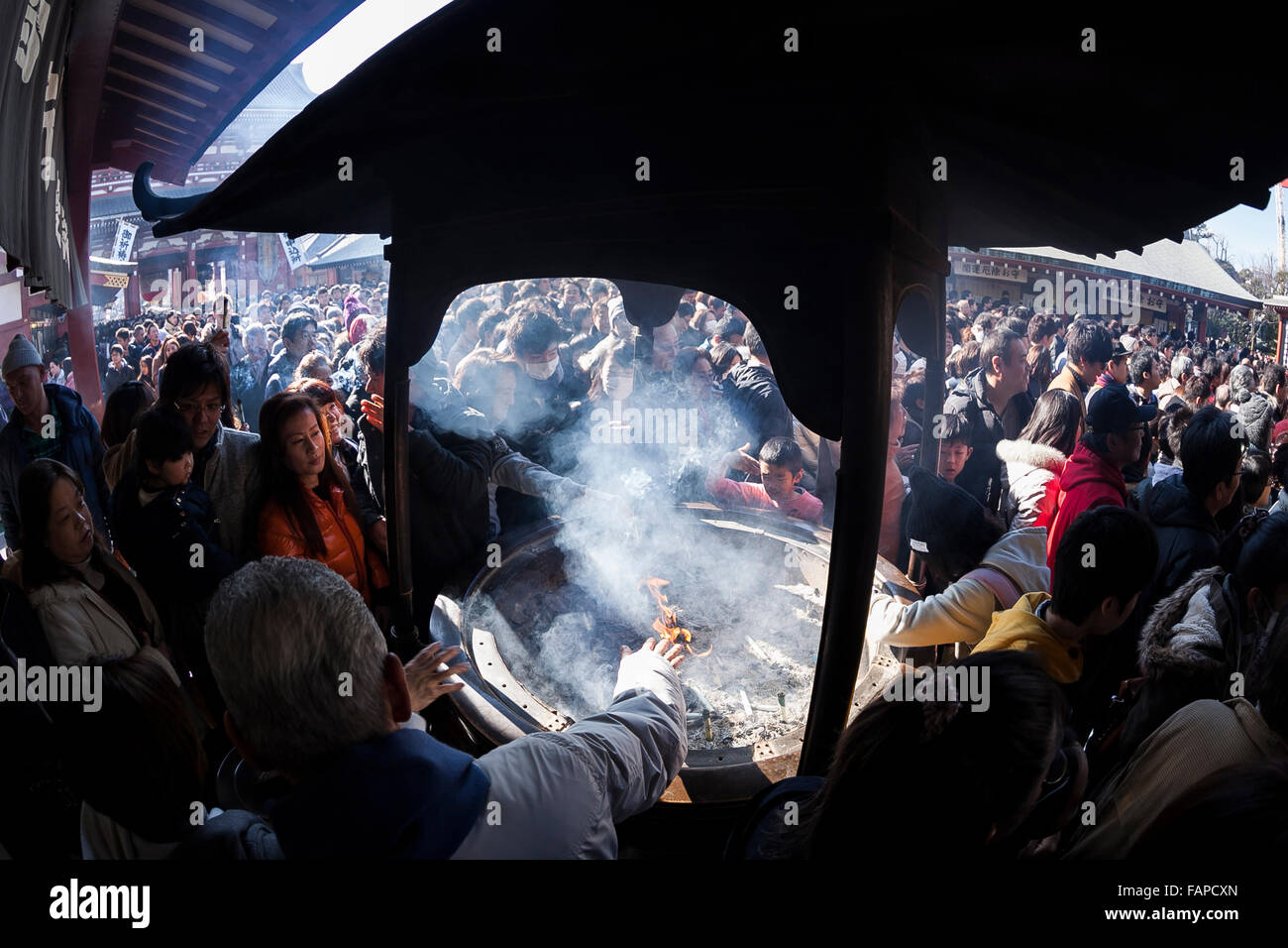 Tokyo, Japan. 3rd Jan, 2016. Visitors throw themselves smoke during the ...