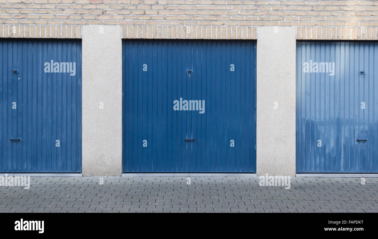 Empty warehouse garage hi-res stock photography and images - Alamy