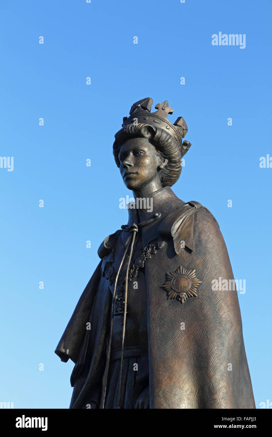 Bronze statue queen elizabeth ii hi-res stock photography and images ...