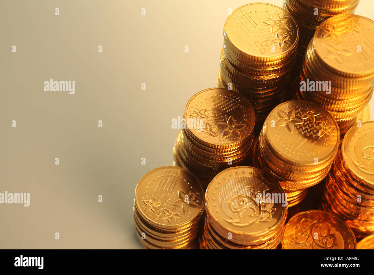 close of the stacks of gold coin Stock Photo - Alamy