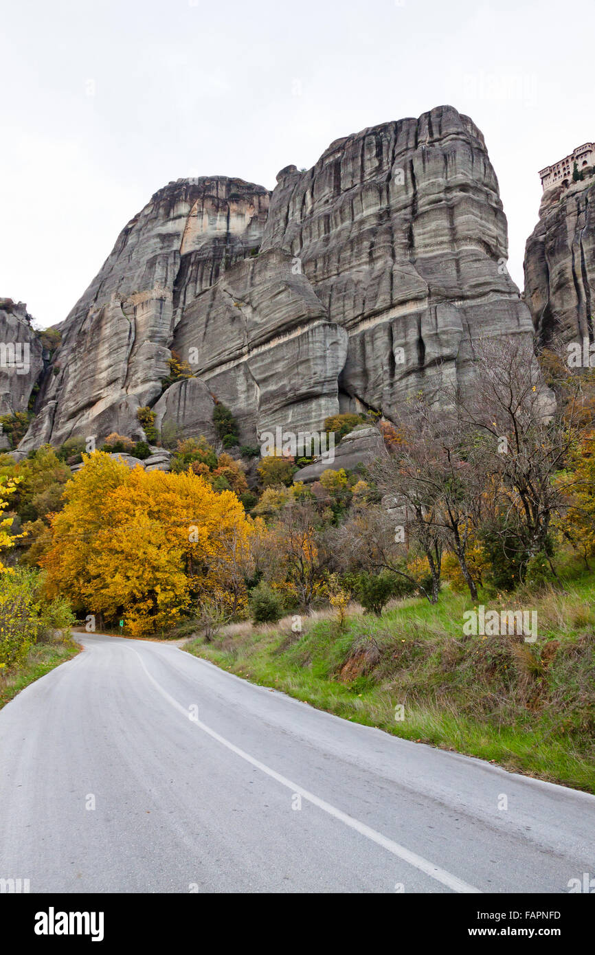 Cliffs of meteora hi-res stock photography and images - Alamy