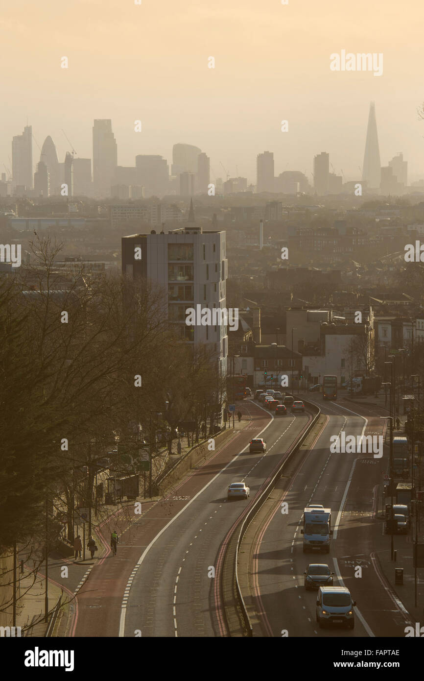 River thames and canary wharf skyline in the morning mist hi-res stock ...