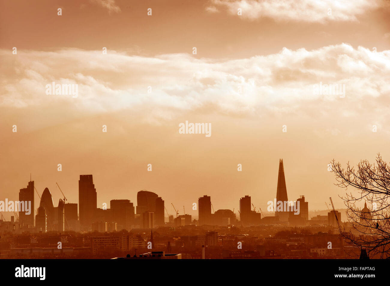 River thames and canary wharf skyline in the morning mist hi-res stock ...